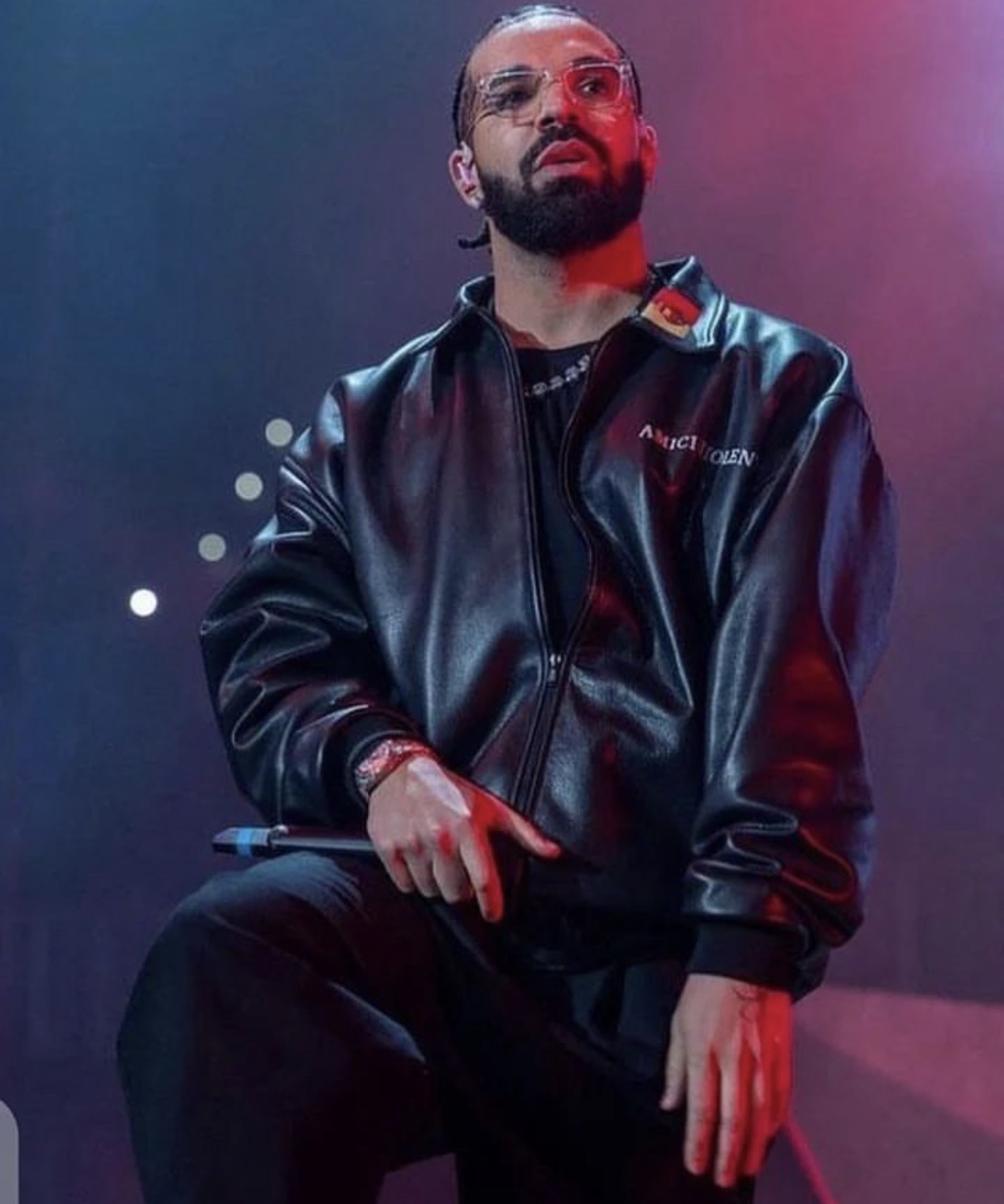 [NEWS] Drake Stops Show After Fan Falls Off Balcony. - Base101